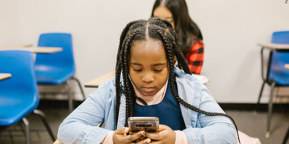 Survey shows Arizona teachers support stricter cell phone policies Survey shows Arizona teachers support stricter cell phone policies